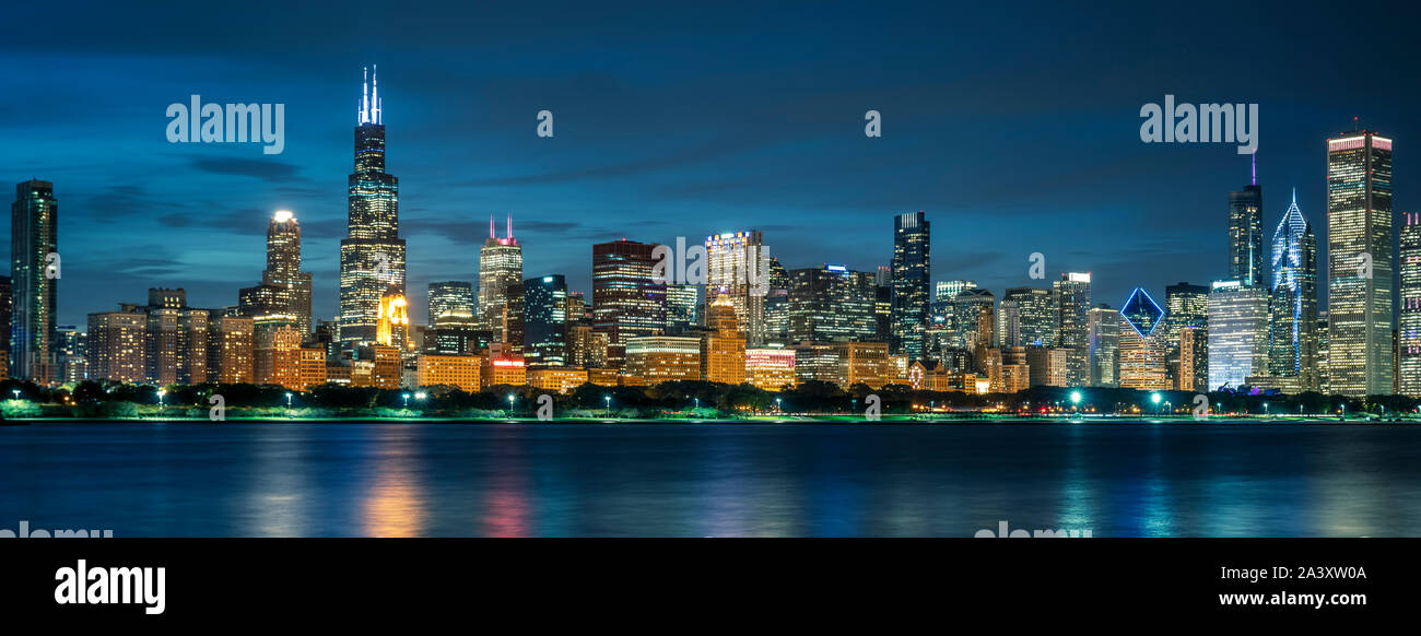 Chicago skyline at night hi-res stock photography and images - Alamy