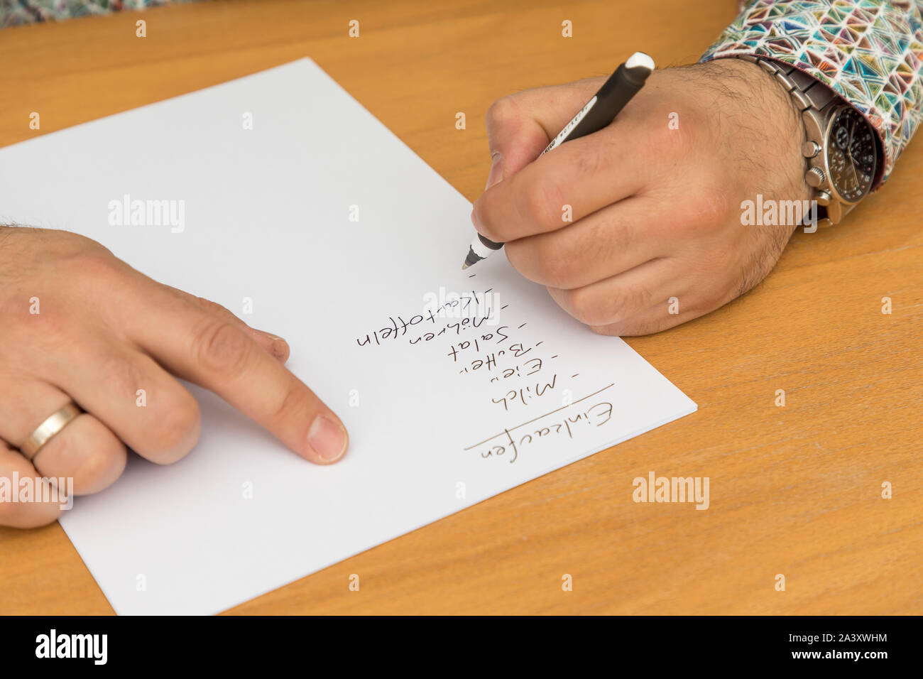 Left hand holding note hi-res stock photography and images - Alamy