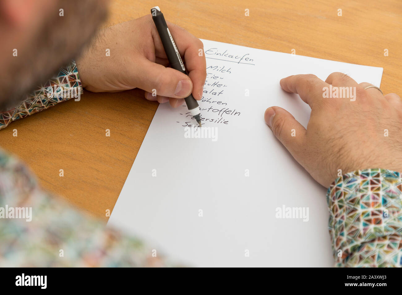 Left hand holding note hi-res stock photography and images - Alamy