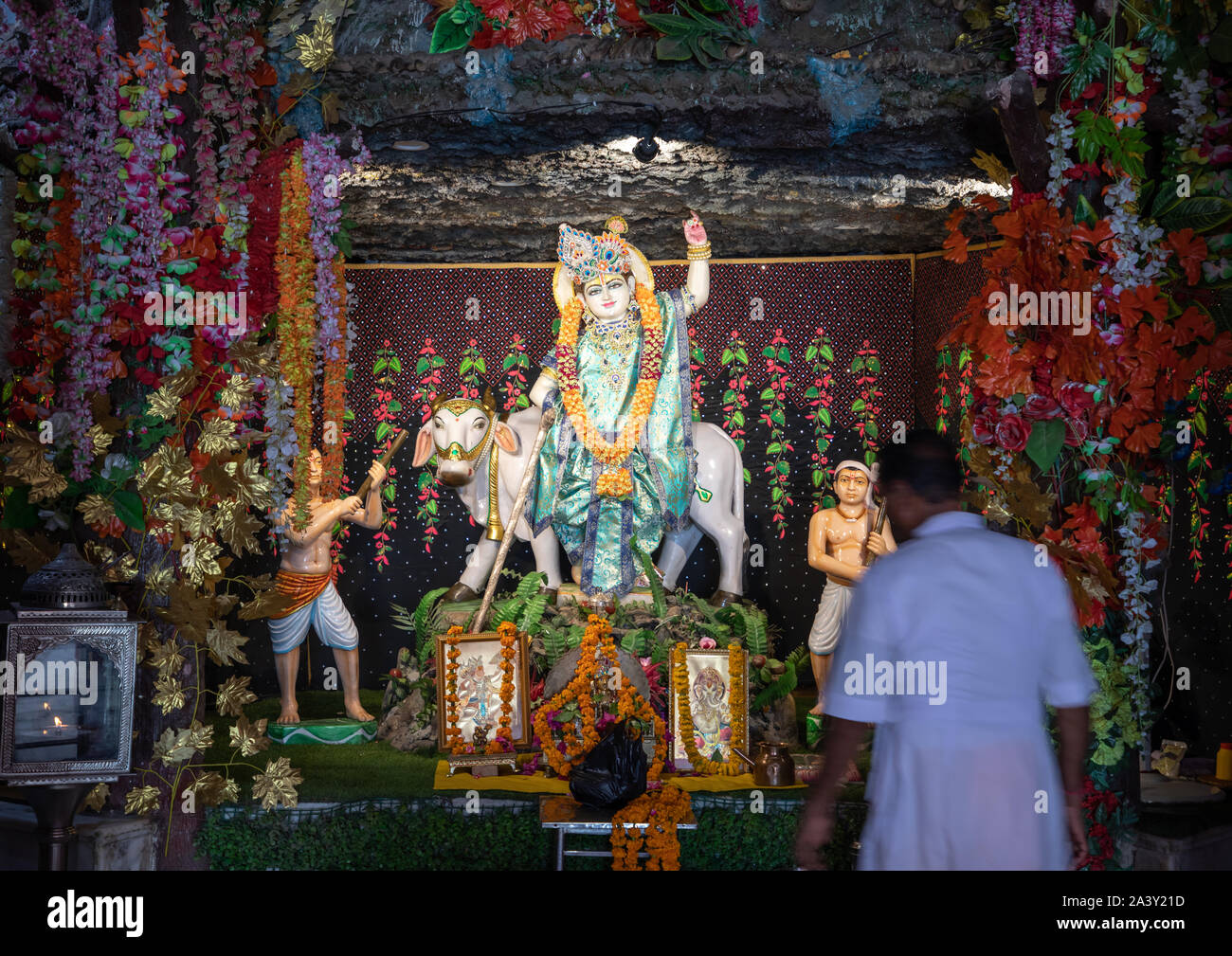 Indian man praying in a Giriraj dharan mandir, Rajasthan, Dausa, India ...