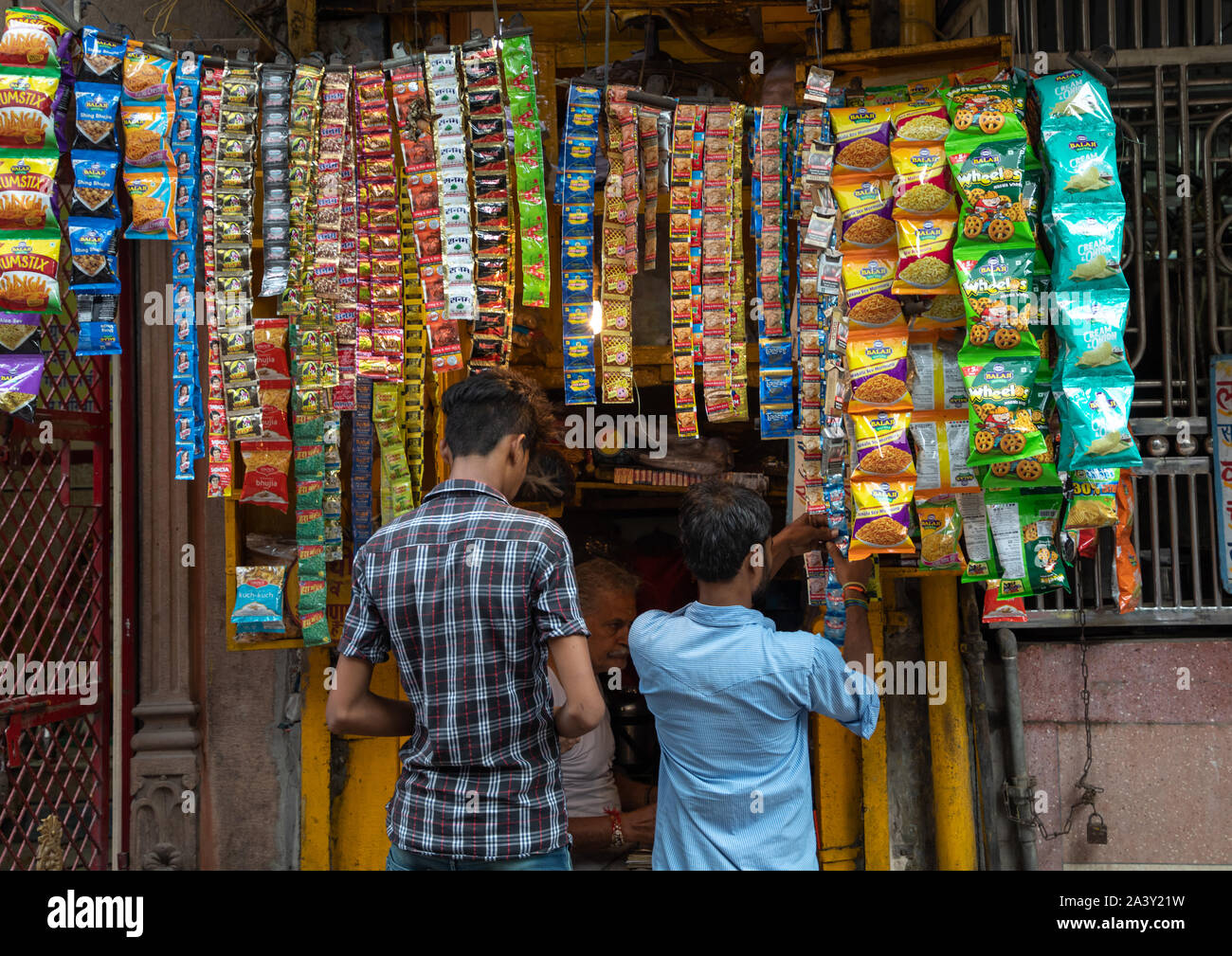 Traditional street life with indian sellers of shops, Rajasthan ...