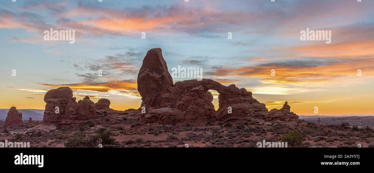 Red arches hi-res stock photography and images - Alamy