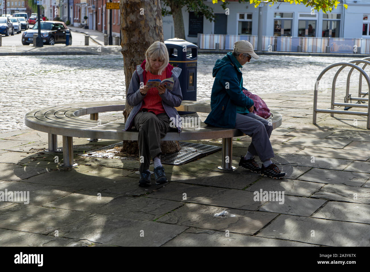 Two people sat on a bench hi-res stock photography and images - Alamy