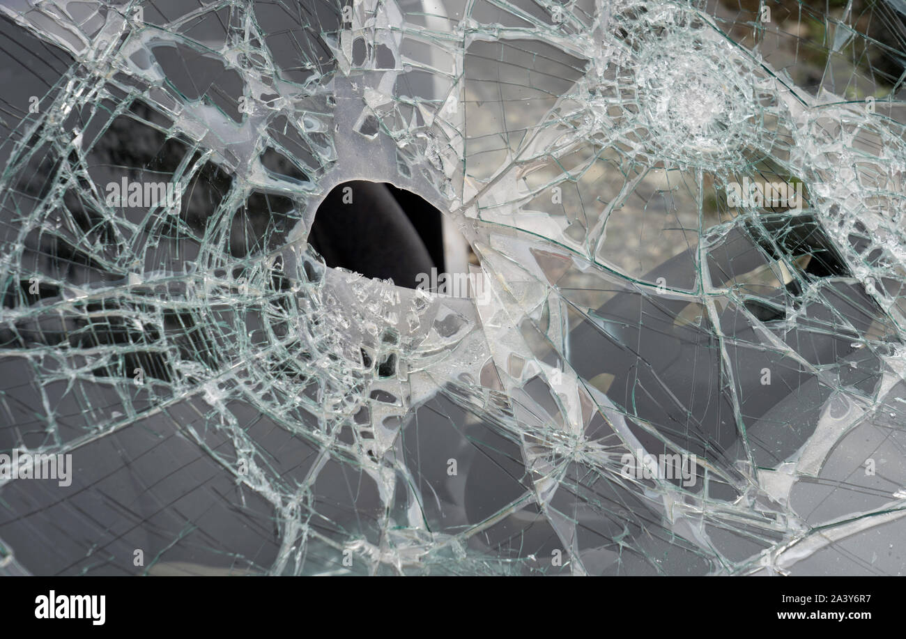 Smashed in windshield hi-res stock photography and images - Alamy