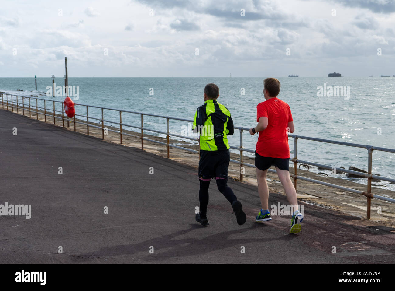 Run running men hi-res stock photography and images - Alamy