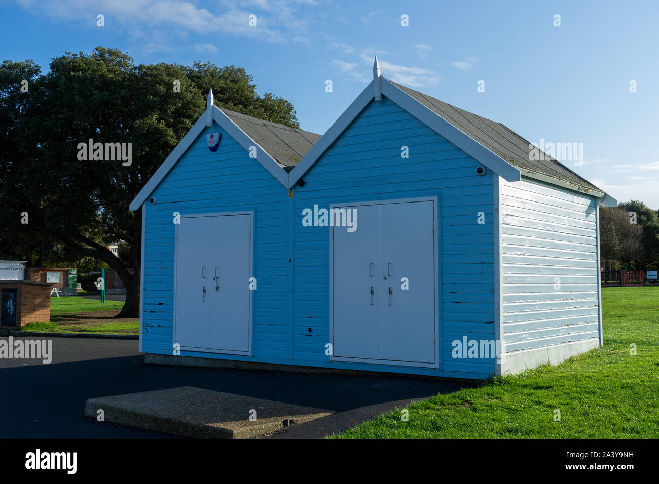 Blue and white beach huts hi-res stock photography and images - Alamy