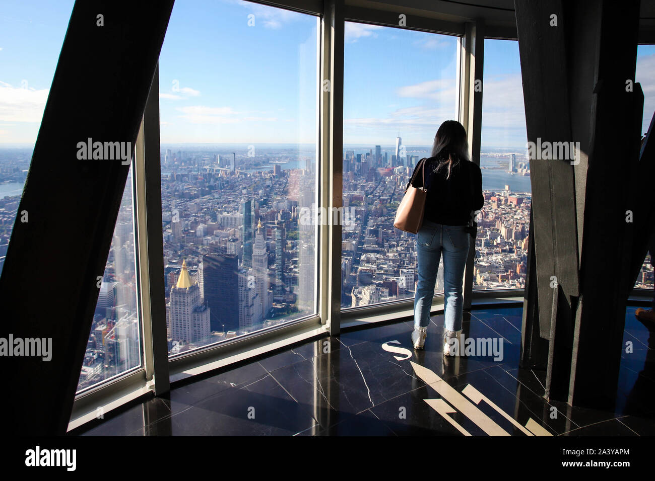 Empire state building 102nd floor hi-res stock photography and images ...