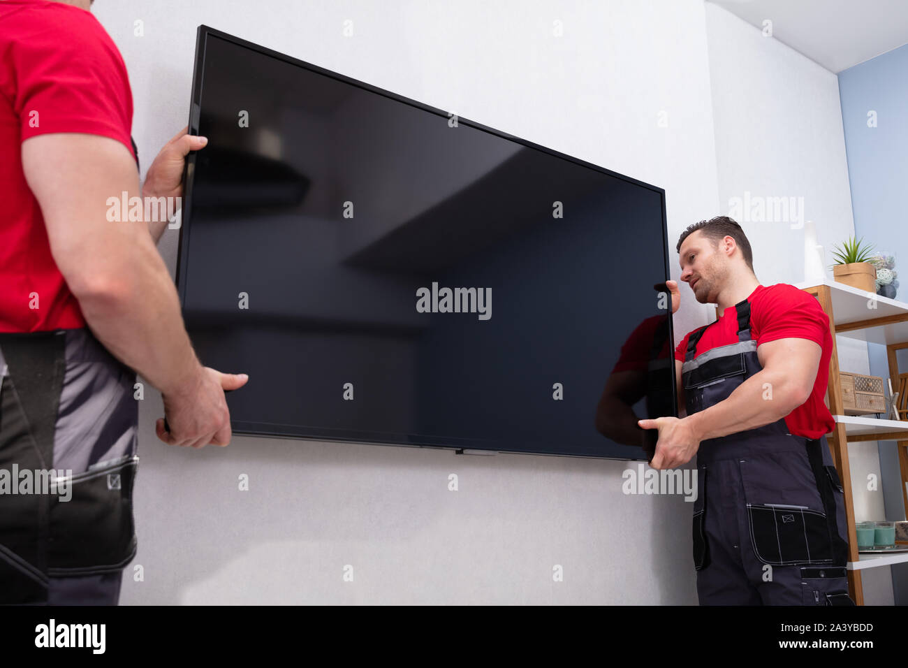Large television man hi-res stock photography and images - Alamy