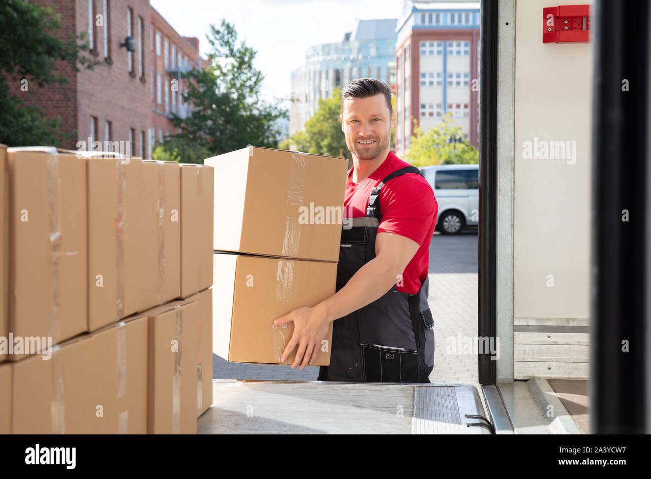 Moving van hi-res stock photography and images - Alamy