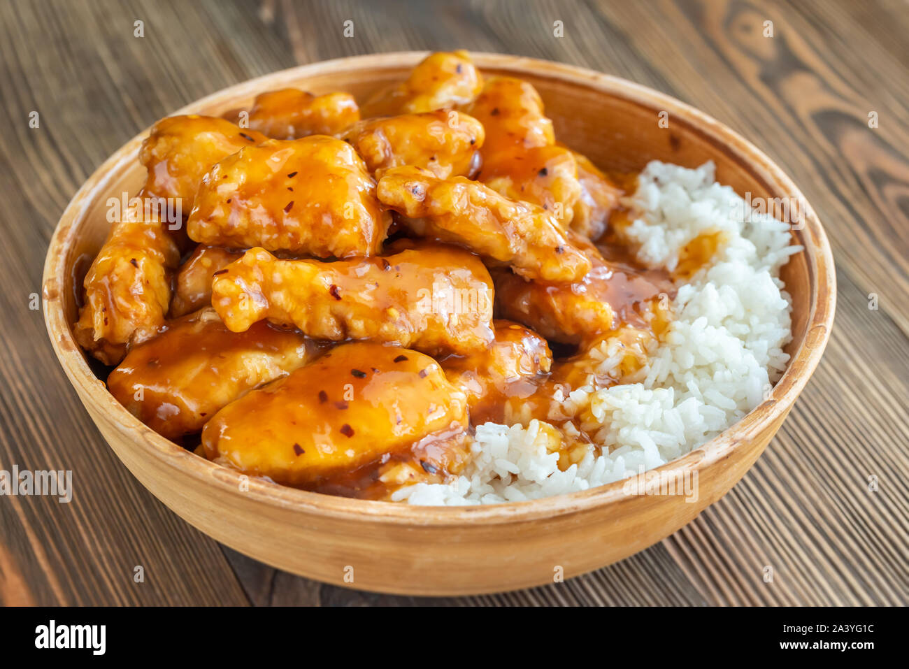 Bowl of orange chicken with white rice Stock Photo - Alamy
