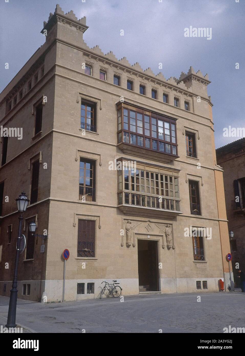 FACHADA DEL INSTITUTO. Location: INSTITUTO RAMON LLULL. Palma. SPAIN ...