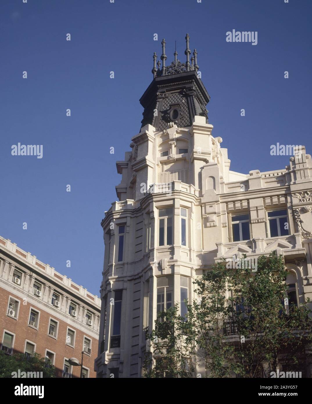 REMATE ARQUITECTONICO DE UN EDIFICIO. Location: EXTERIOR. SPAIN Stock ...