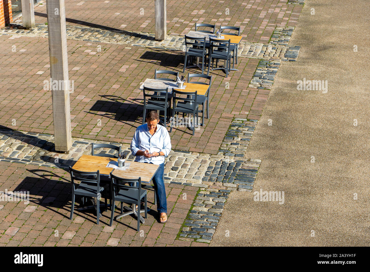 Man sitting alone eating hi-res stock photography and images - Alamy