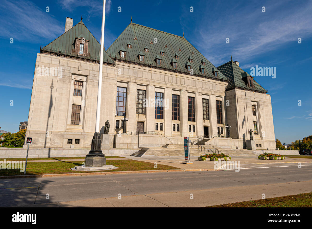 Canada supreme court building hi-res stock photography and images - Alamy