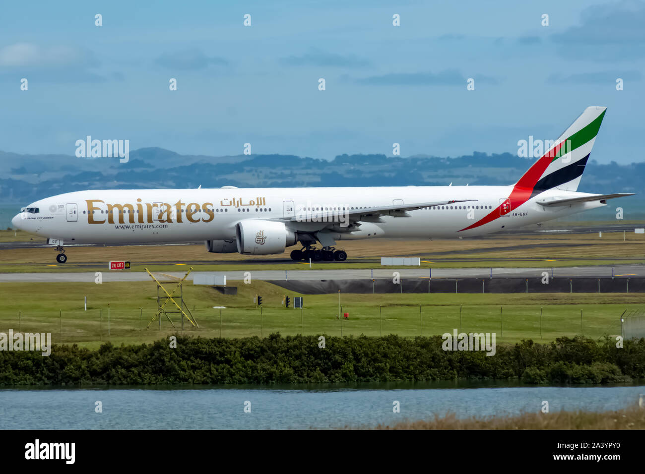 Emirates, Boeing 777-300ER, Taxiing before takeoff, Auckland ...