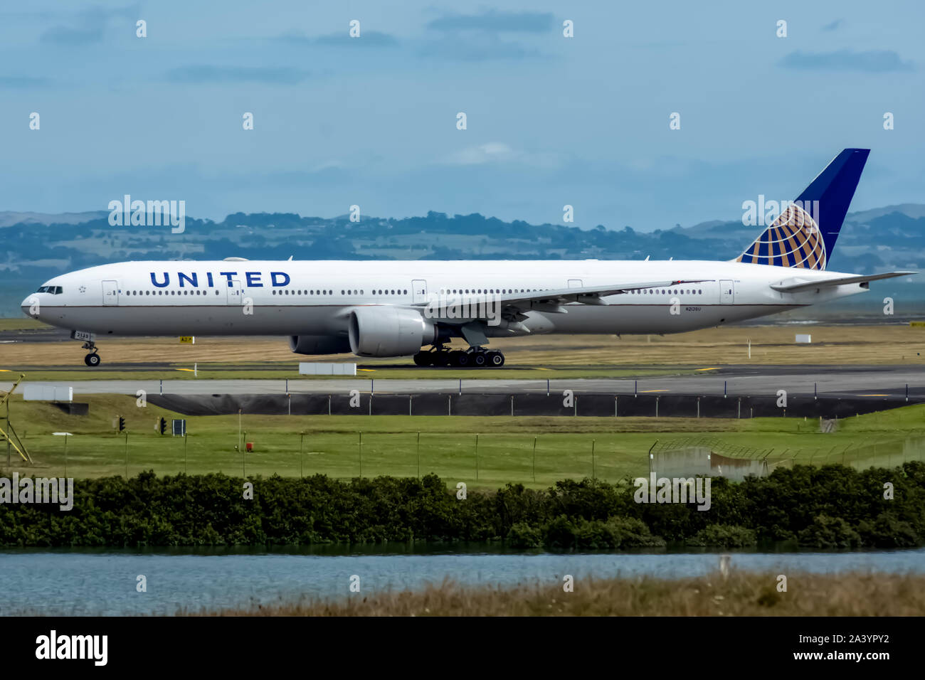 United boeing 777 300er hi-res stock photography and images - Alamy