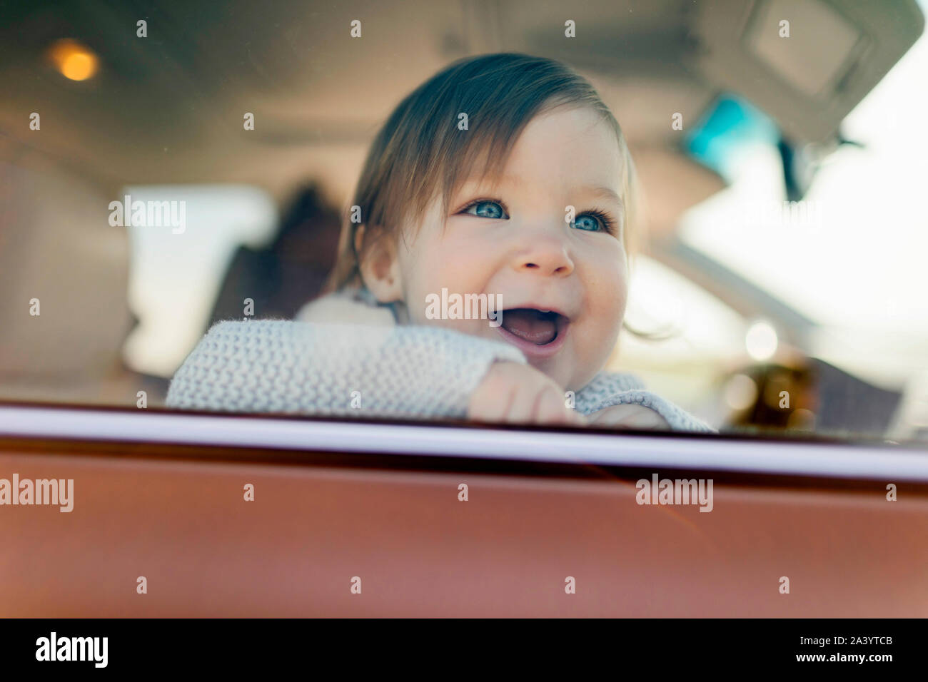 Girls behind the car hi-res stock photography and images - Alamy