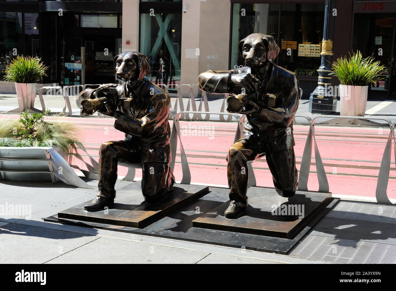 Paparazzi dogs sculpture hi-res stock photography and images - Alamy