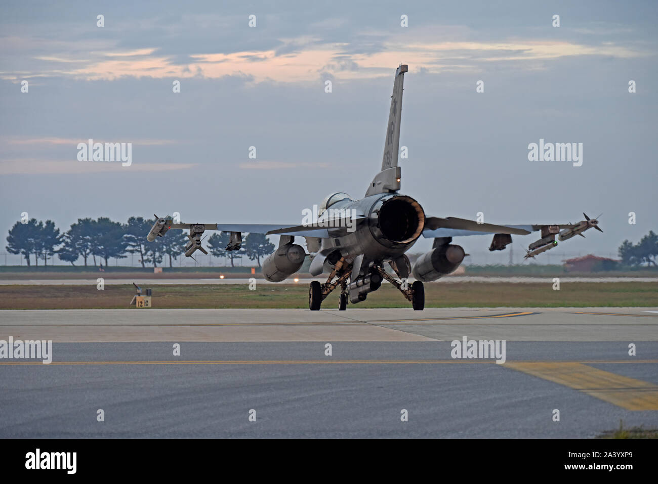 A U.S. Air Force F-16 Fighting Falcon from the 35th Fighter Squadron ...