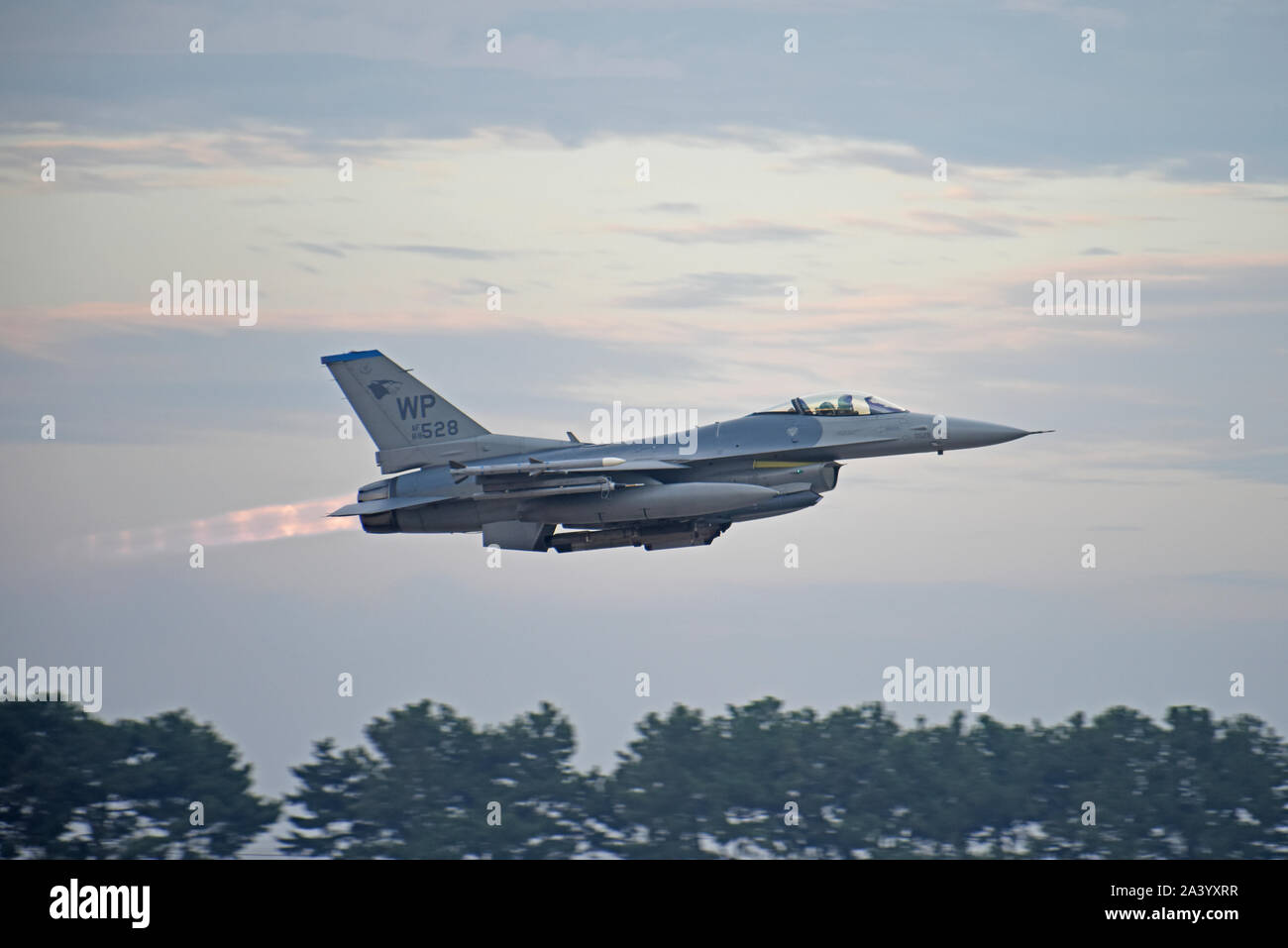 A U.S. Air Force F-16 Fighting Falcon from the 35th Fighter Squadron ...