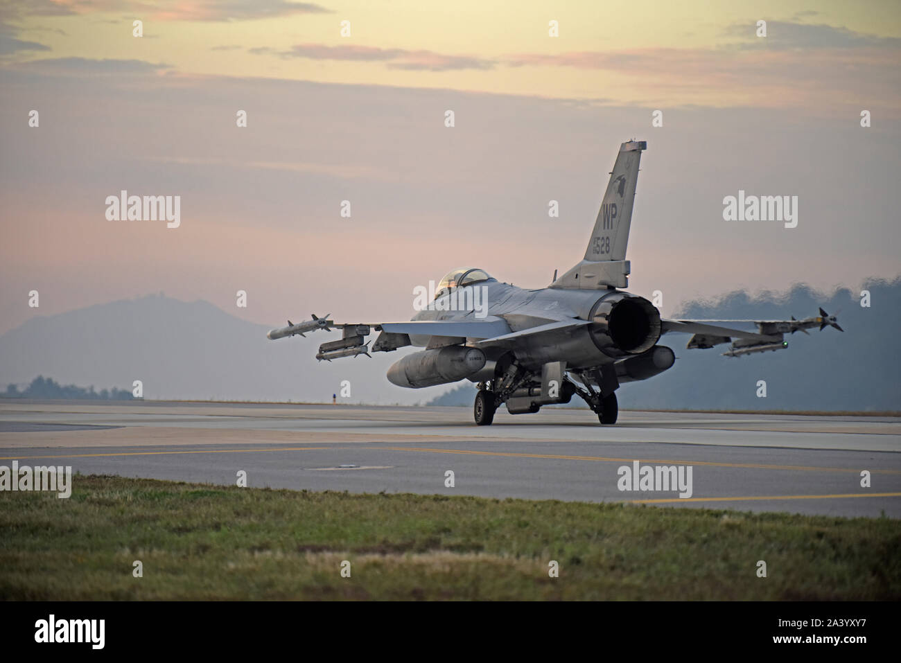 A U.S. Air Force F-16 Fighting Falcon from the 35th Fighter Squadron ...