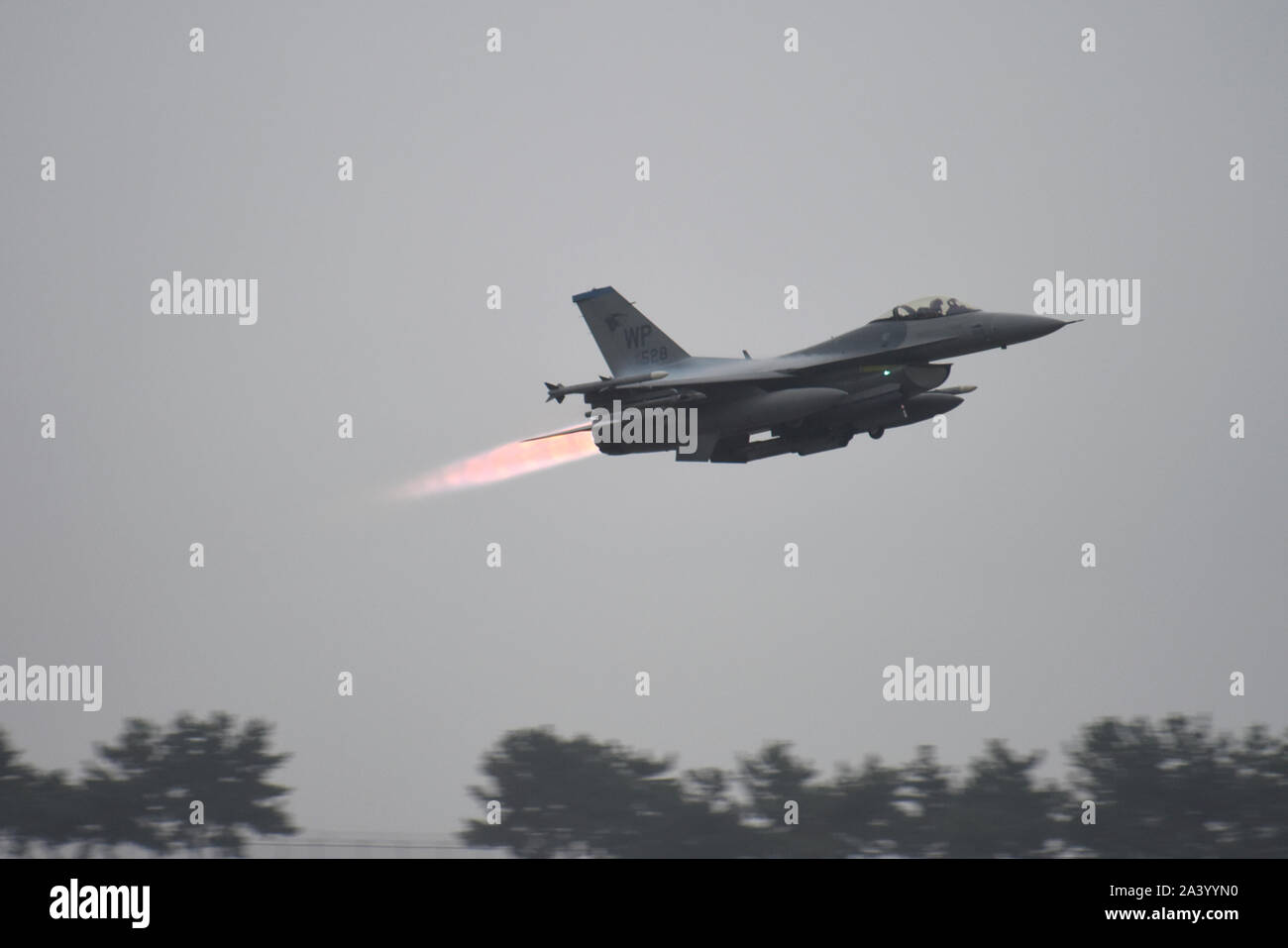 A U.S. Air Force F-16 Fighting Falcon from the 35th Fighter Squadron ...