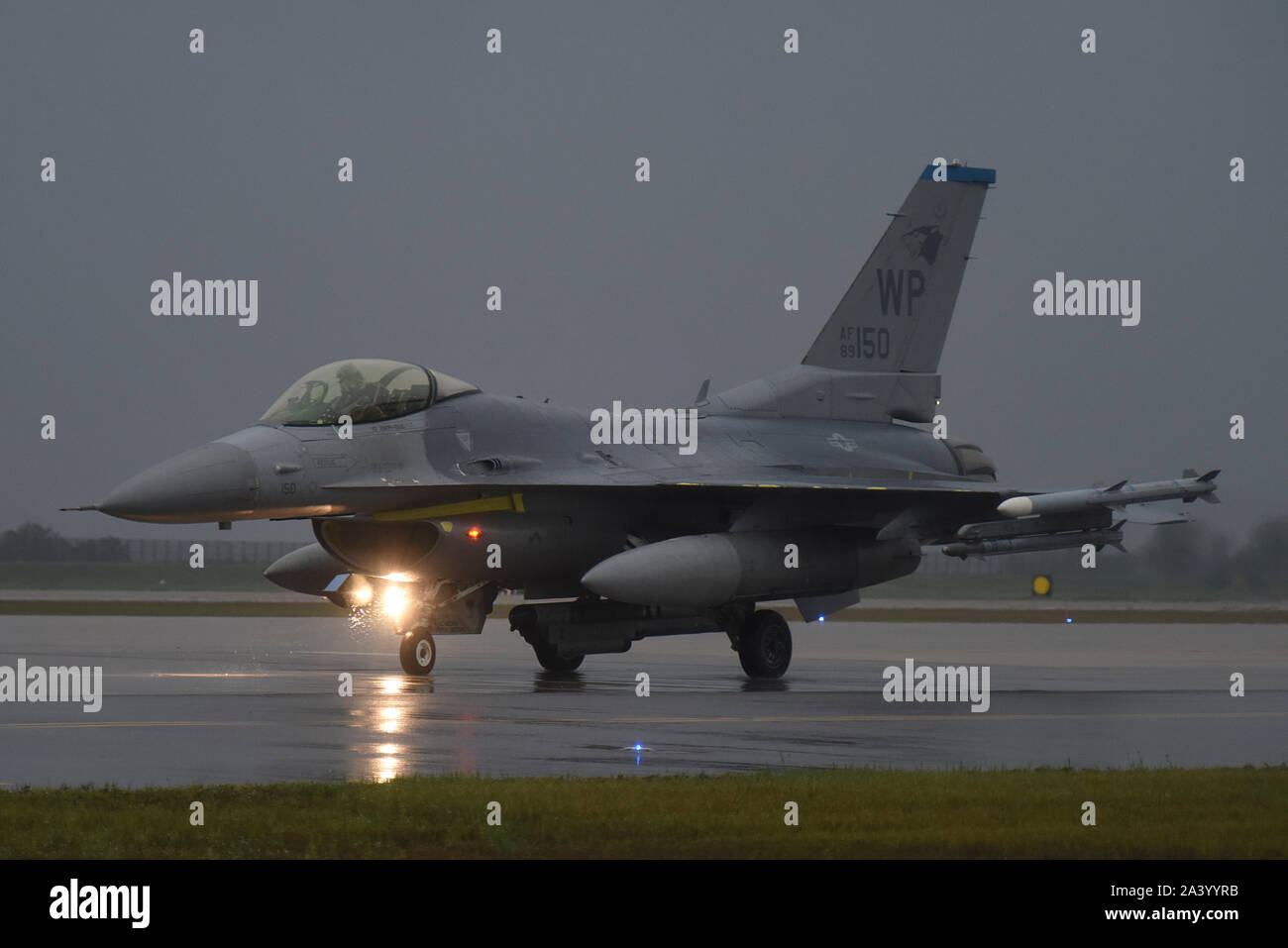 F 16 night take off hi-res stock photography and images - Alamy