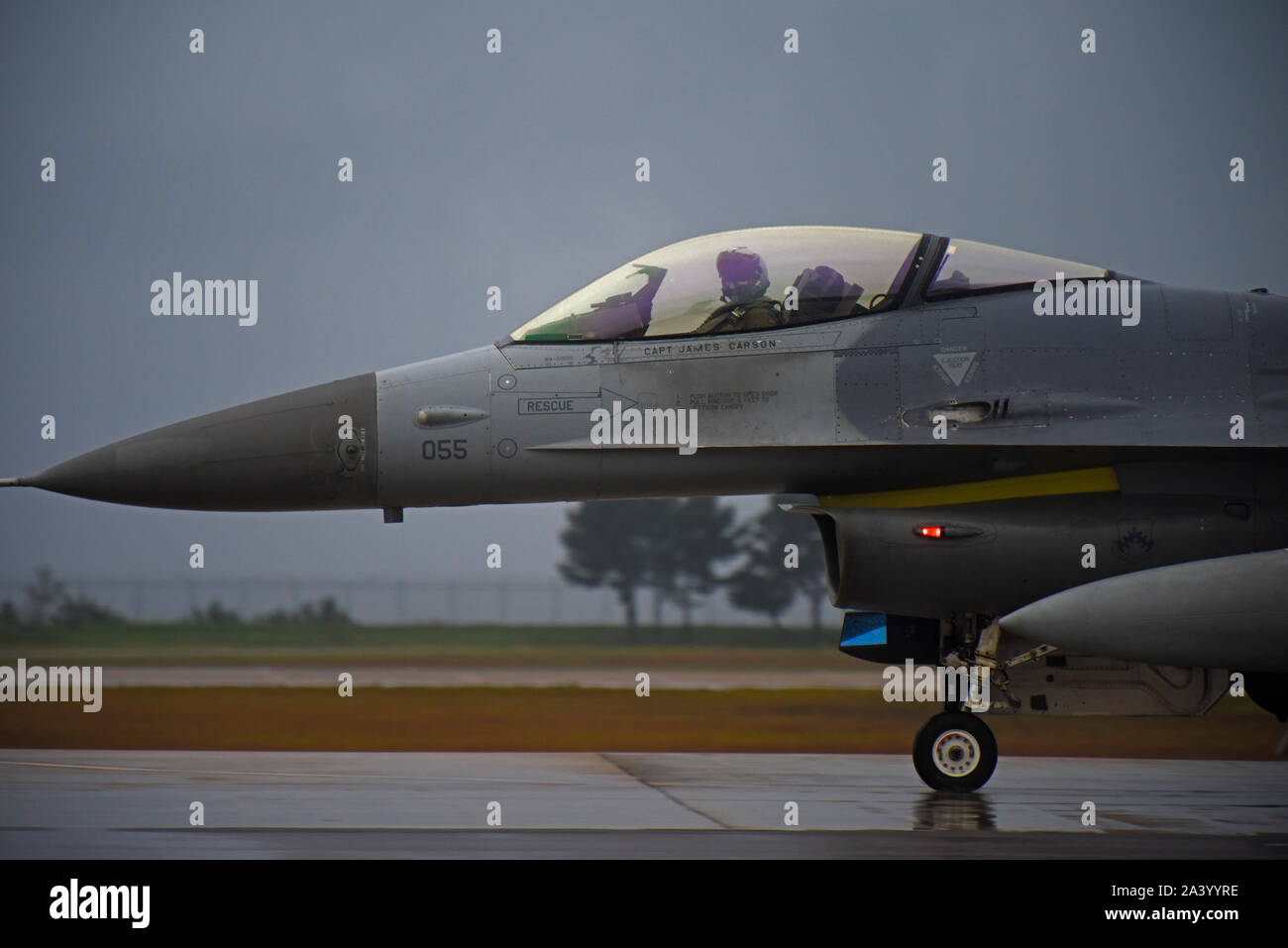 A U.S. Air Force F-16 Fighting Falcon from the 35th Fighter Squadron ...
