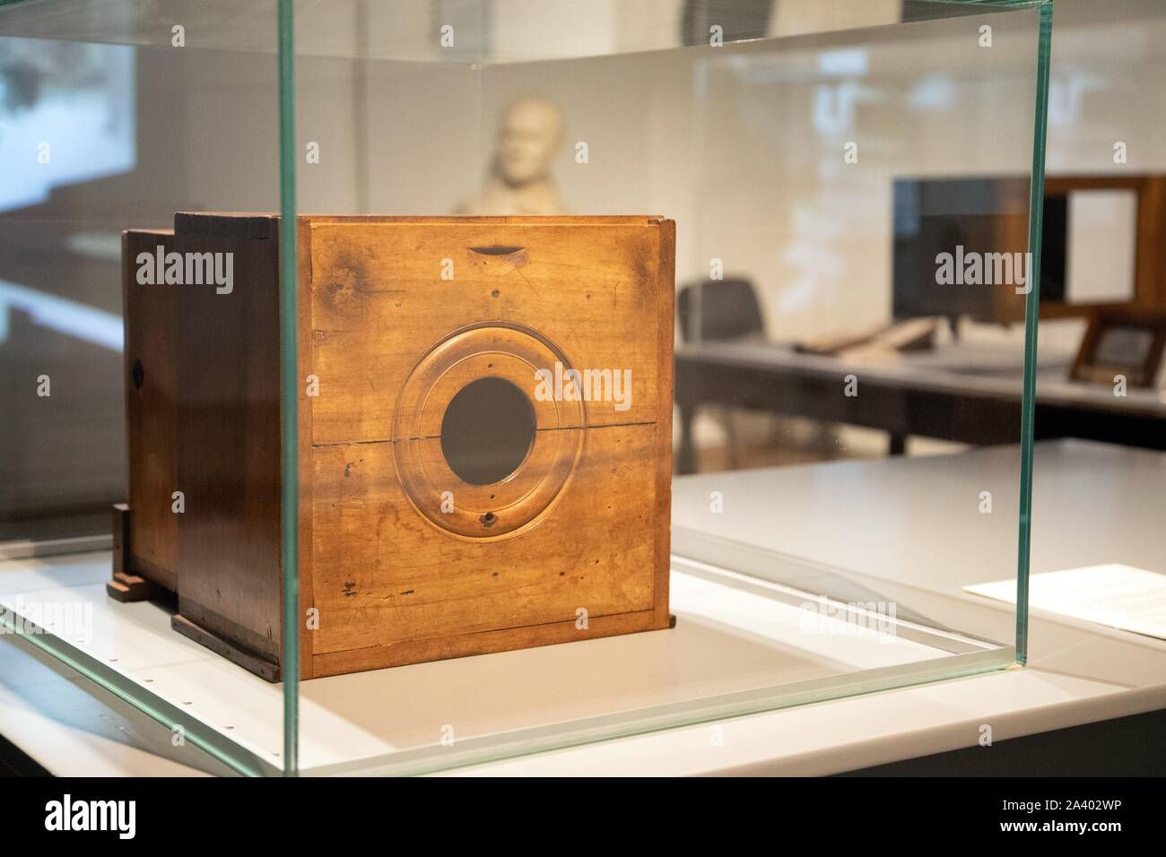 CAMERA USED BY NICEPHORE NIEPCE IN AROUND 1820, NICEPHORE NIEPCE ...