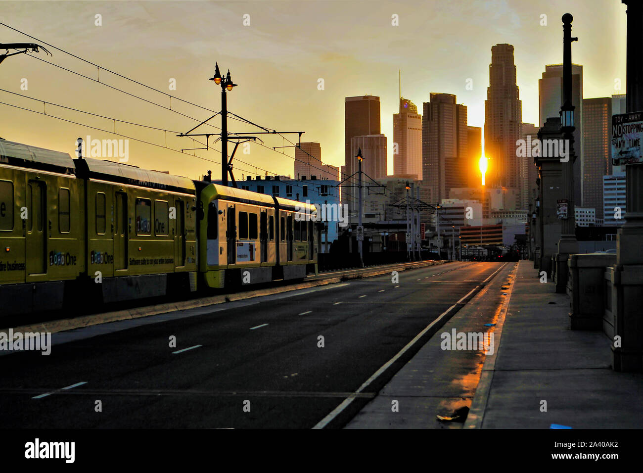 Gold line metro hi-res stock photography and images - Alamy