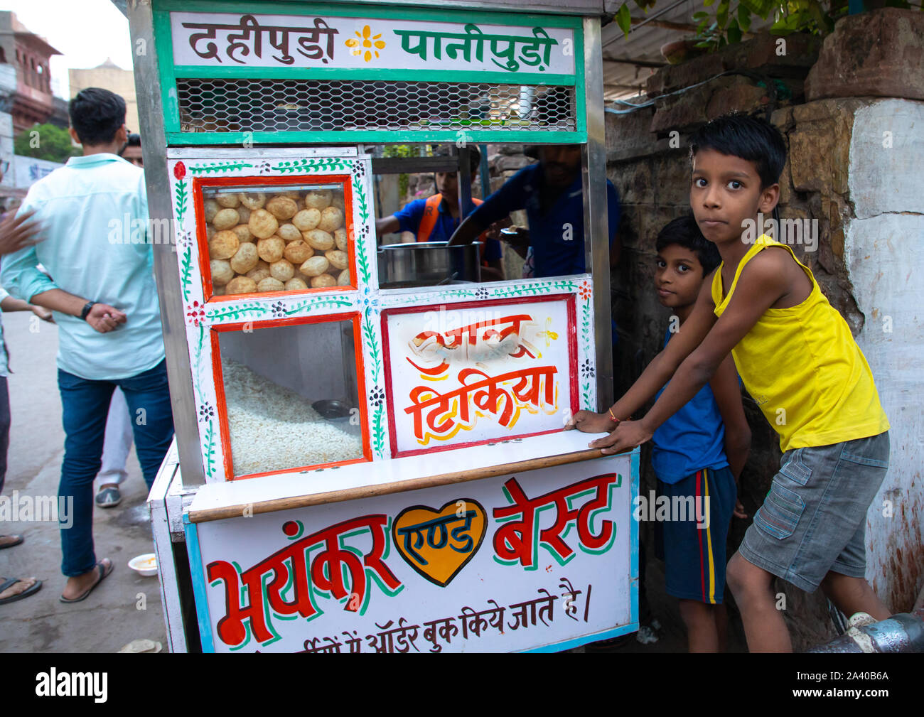 Panipuri hi-res stock photography and images - Alamy