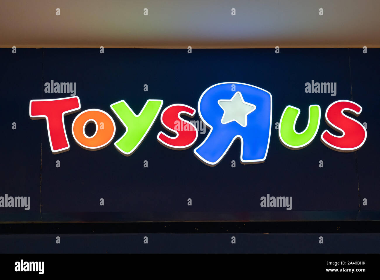China toys r us logo hi-res stock photography and images - Alamy