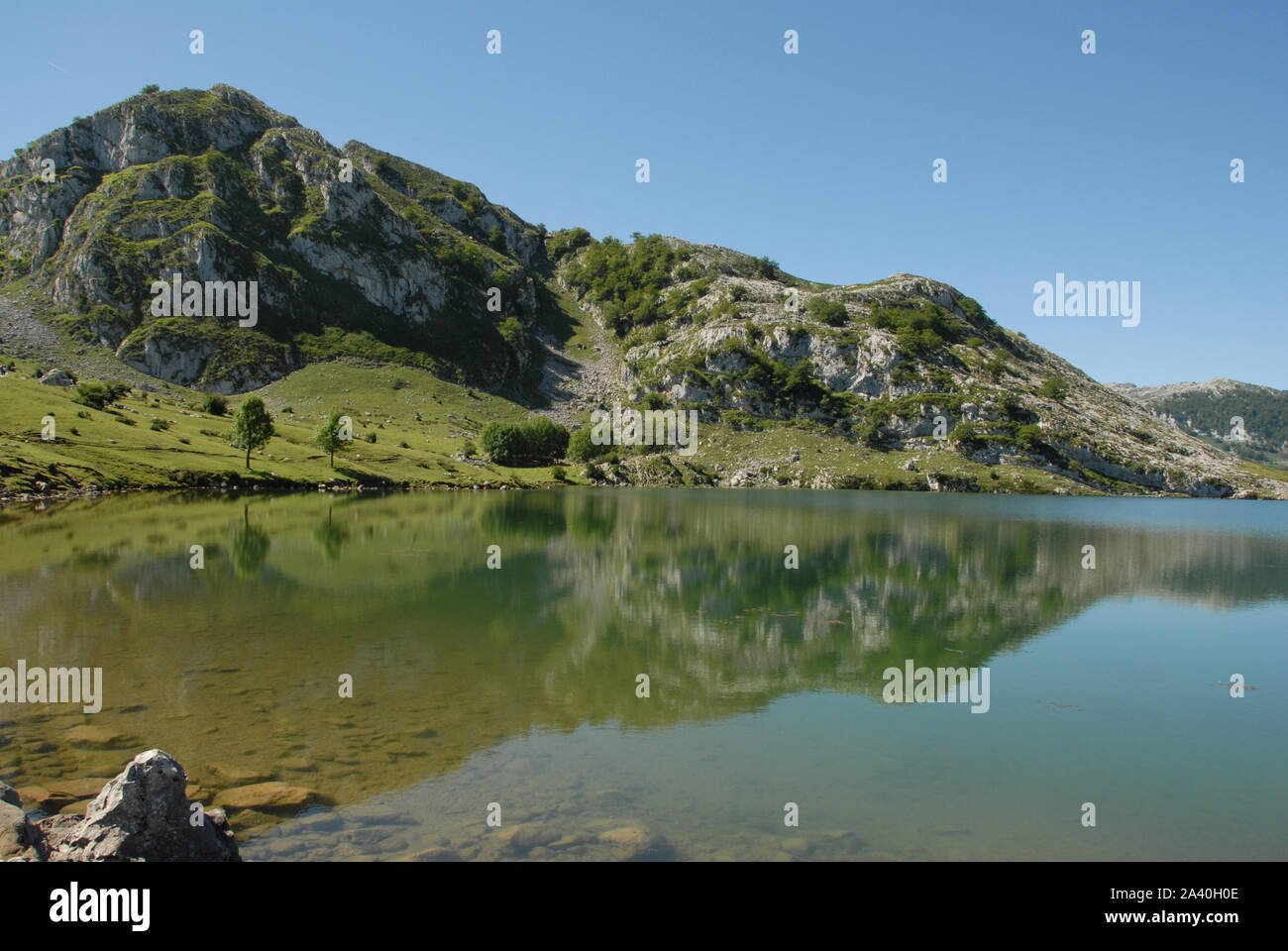 Lago de enol hi-res stock photography and images - Alamy