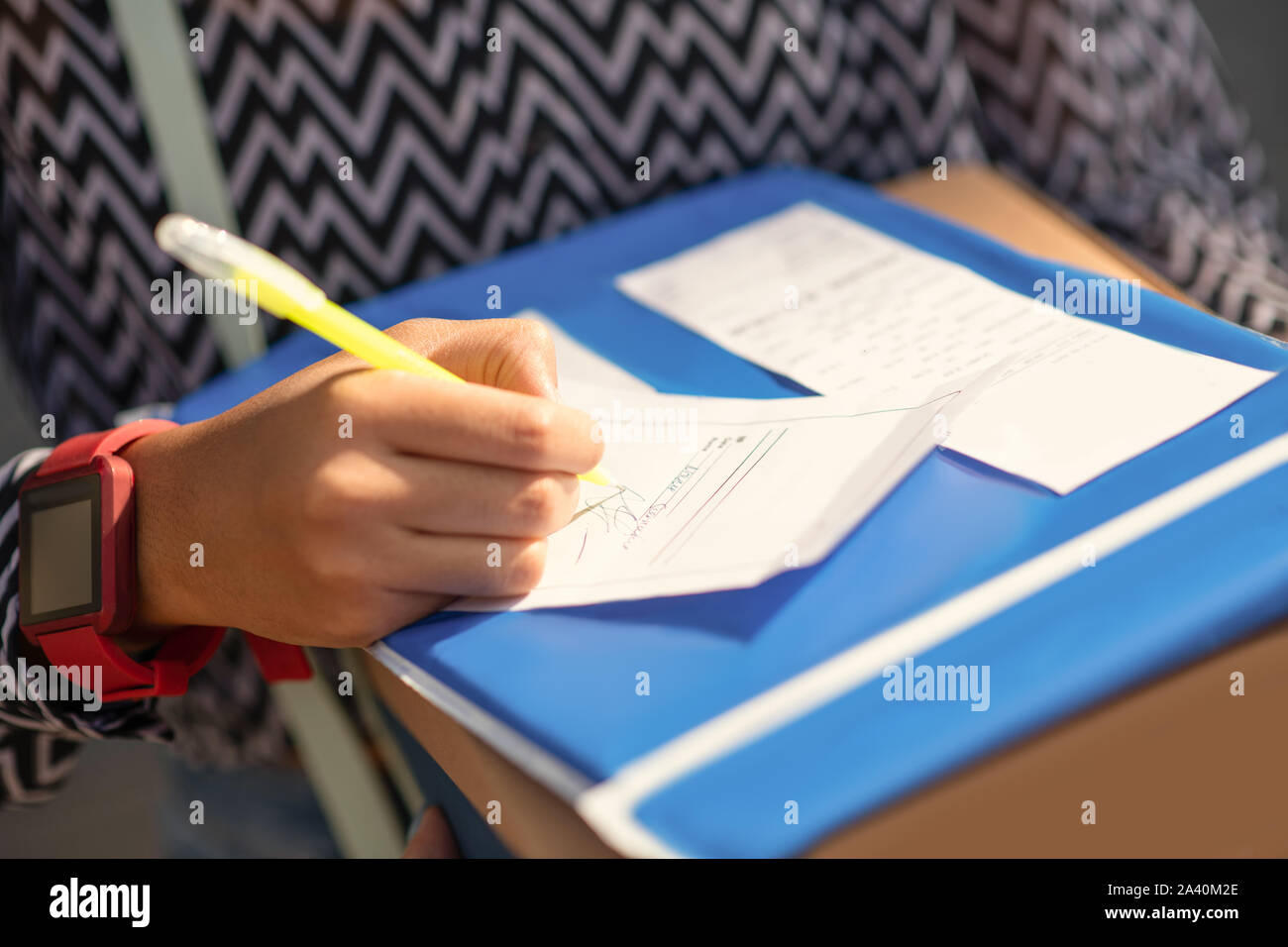 Sending parcel hi-res stock photography and images - Alamy