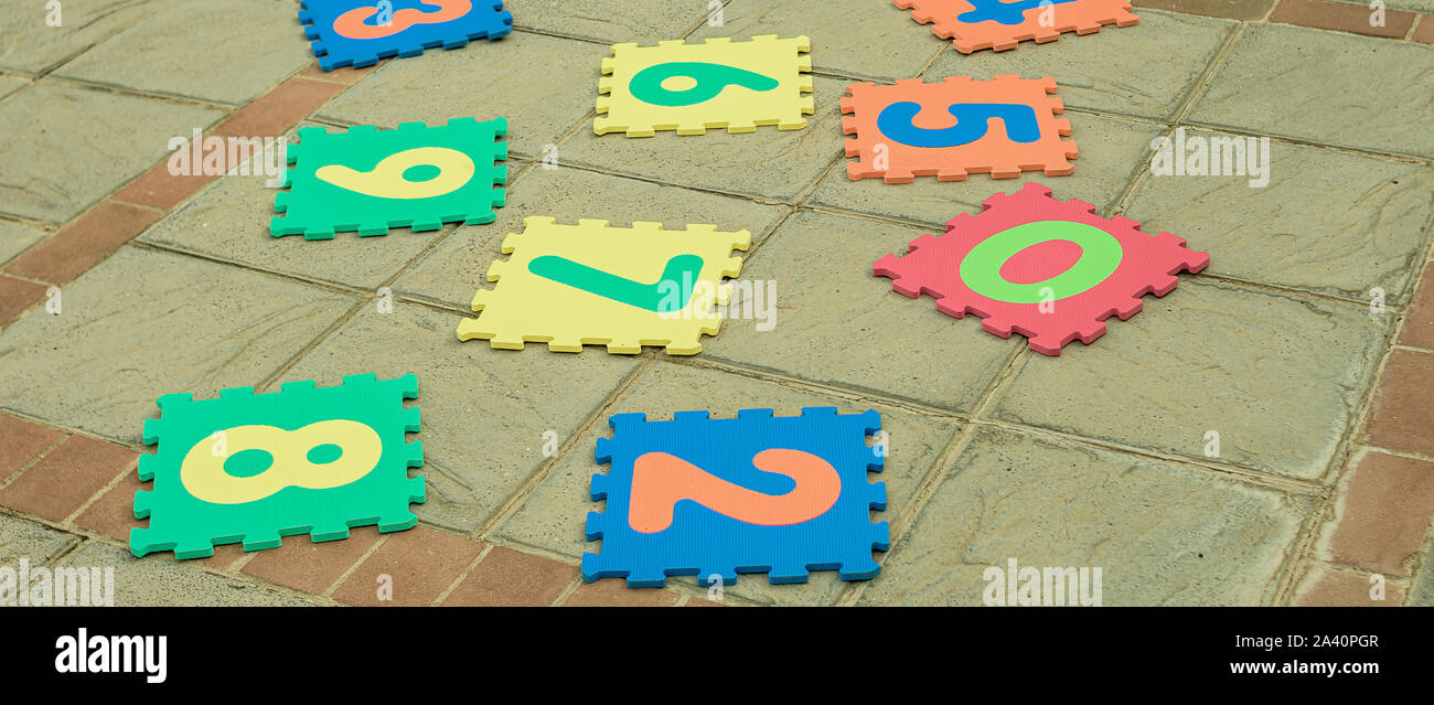 Colored numbers in a disassembled cube ready to play Stock Photo - Alamy