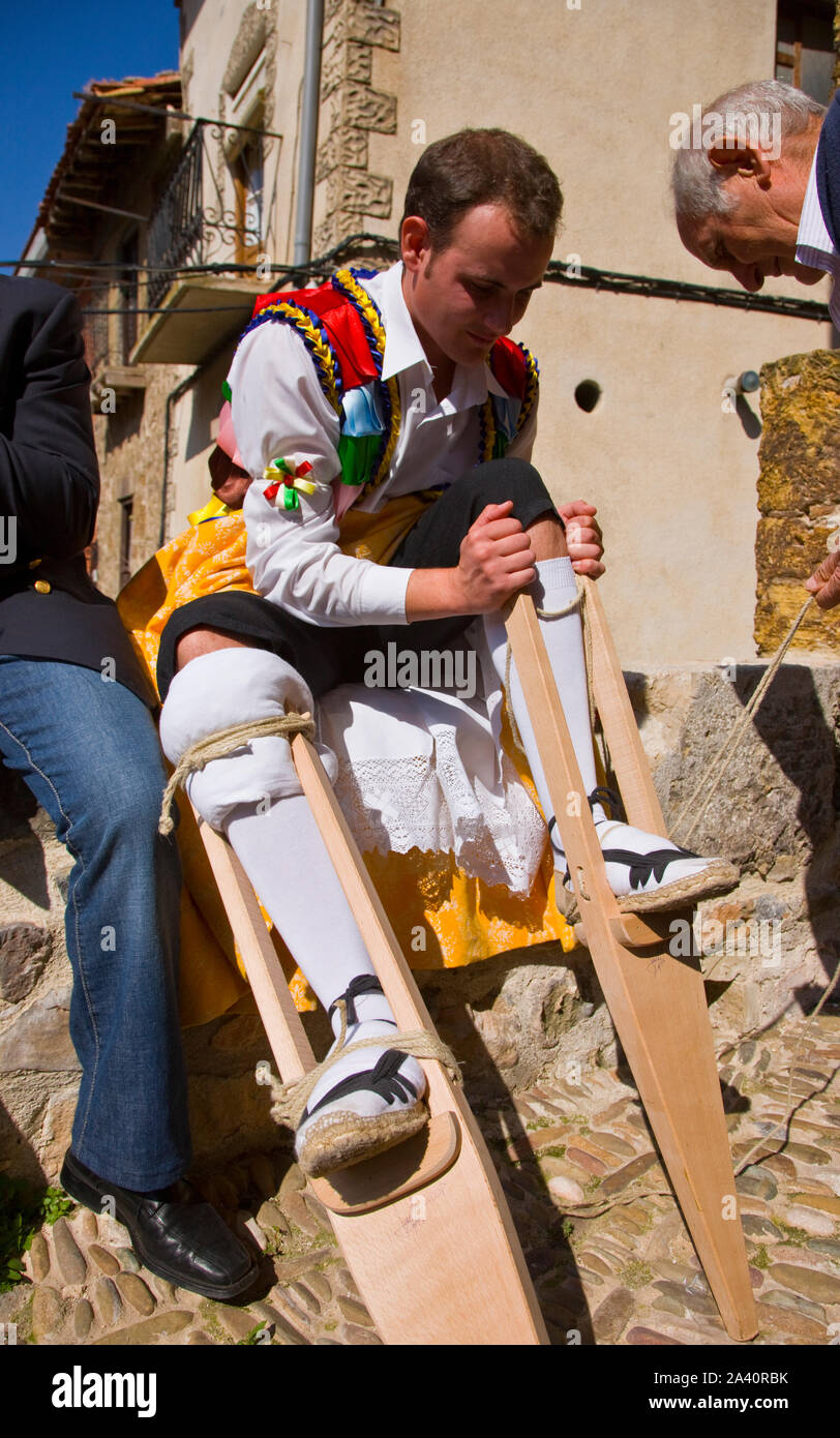 Fiesta tradicional Danza de los Zancos. Anguiano La Rioja España Stock ...