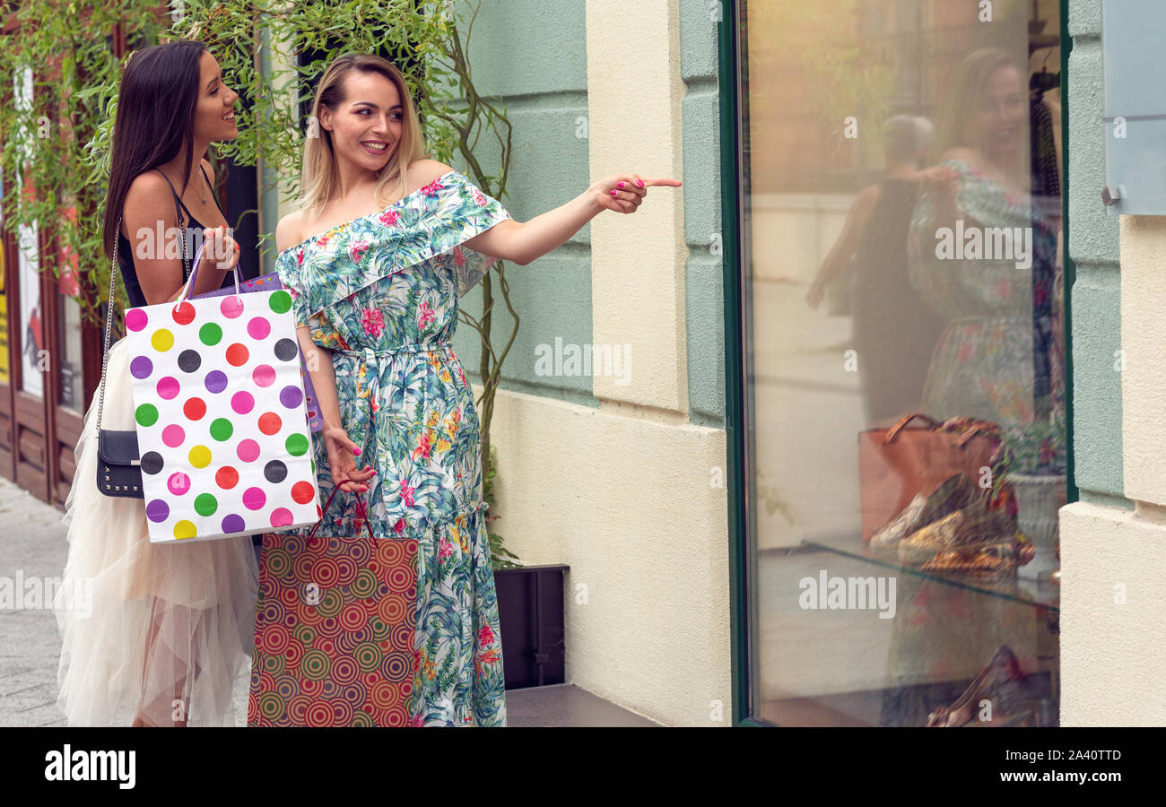 Women shoes shop window hi-res stock photography and images - Alamy