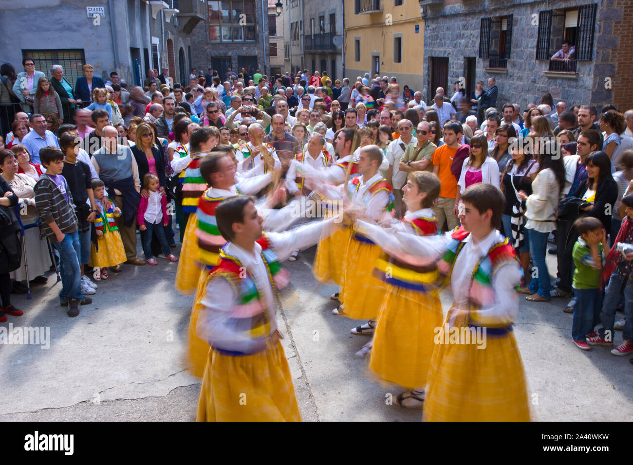 Fiesta tradicional Danza de los Zancos. Anguiano La Rioja España Stock ...