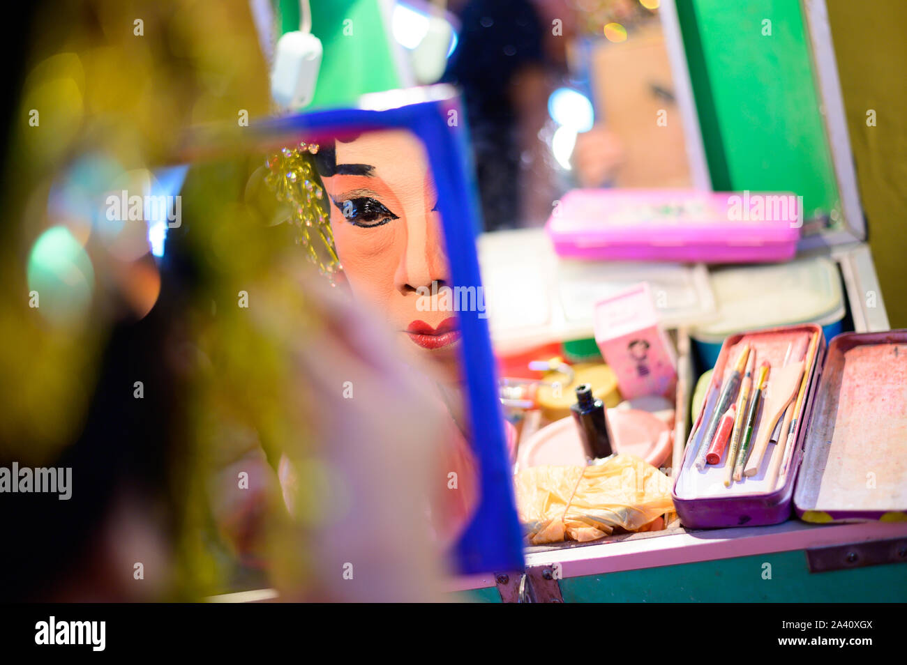 Self makeup behind stage of chinese opera Stock Photo - Alamy