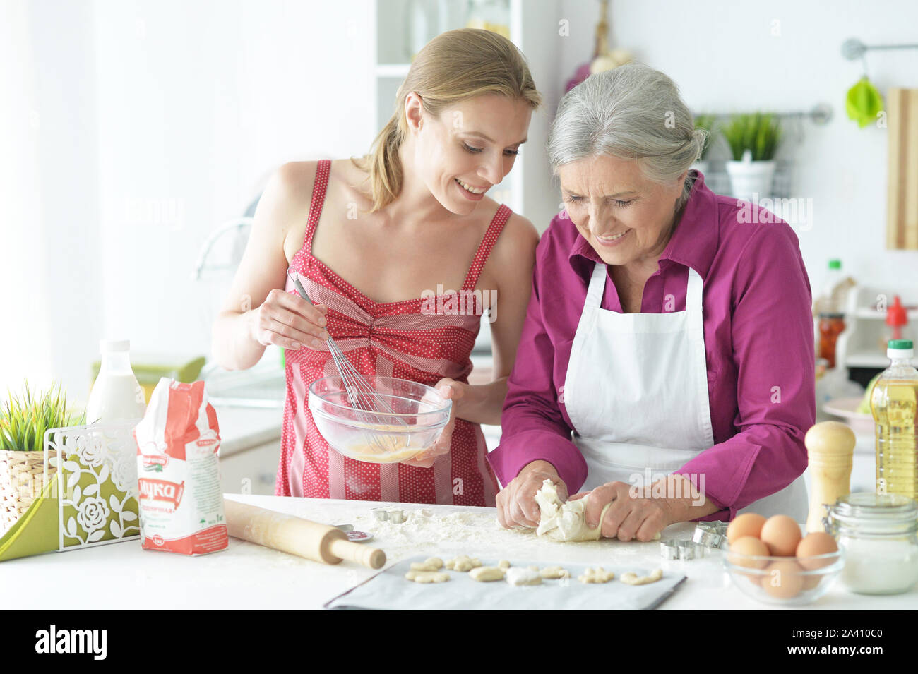 Women baking hi-res stock photography and images - Alamy