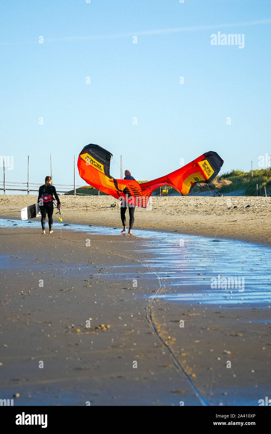 Man carrying kites hi-res stock photography and images - Alamy