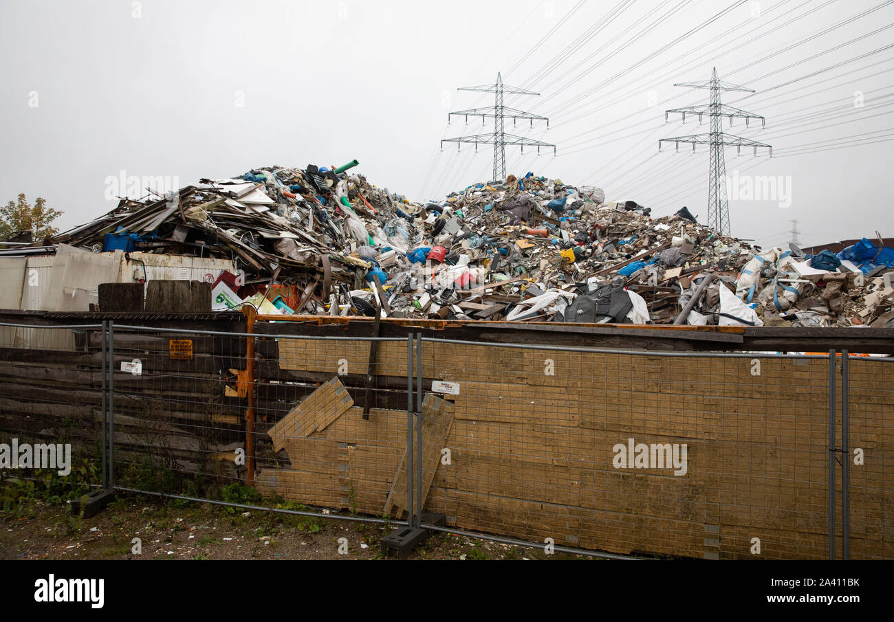 Norderstedt, Germany. 08th Oct, 2019. Garbage and other rubbish lies on ...