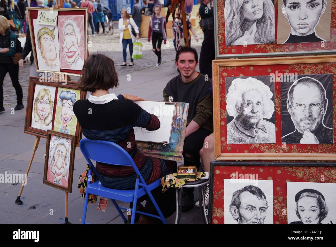 Street Portrait Artist at work on the Royal Mile Stock Photo - Alamy