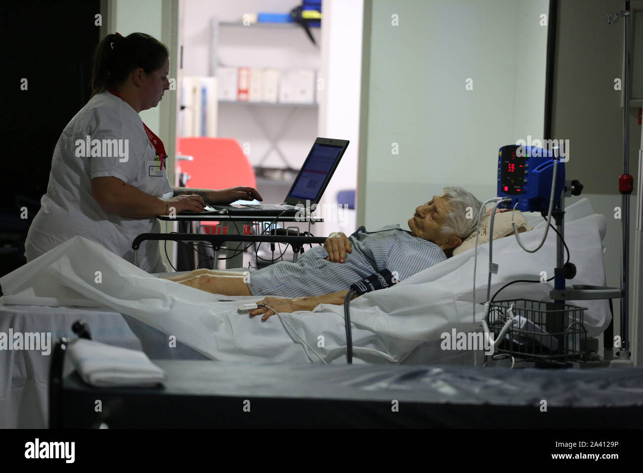 Patient surrounded hi-res stock photography and images - Alamy
