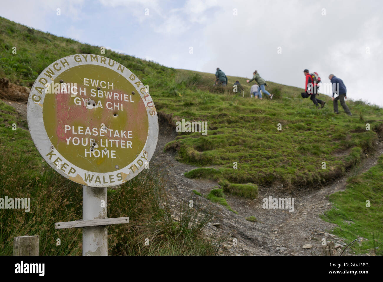 Bilingual walking signs wales hi-res stock photography and images - Alamy