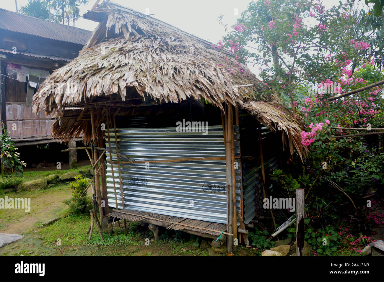 Hut with straw roof hi-res stock photography and images - Alamy