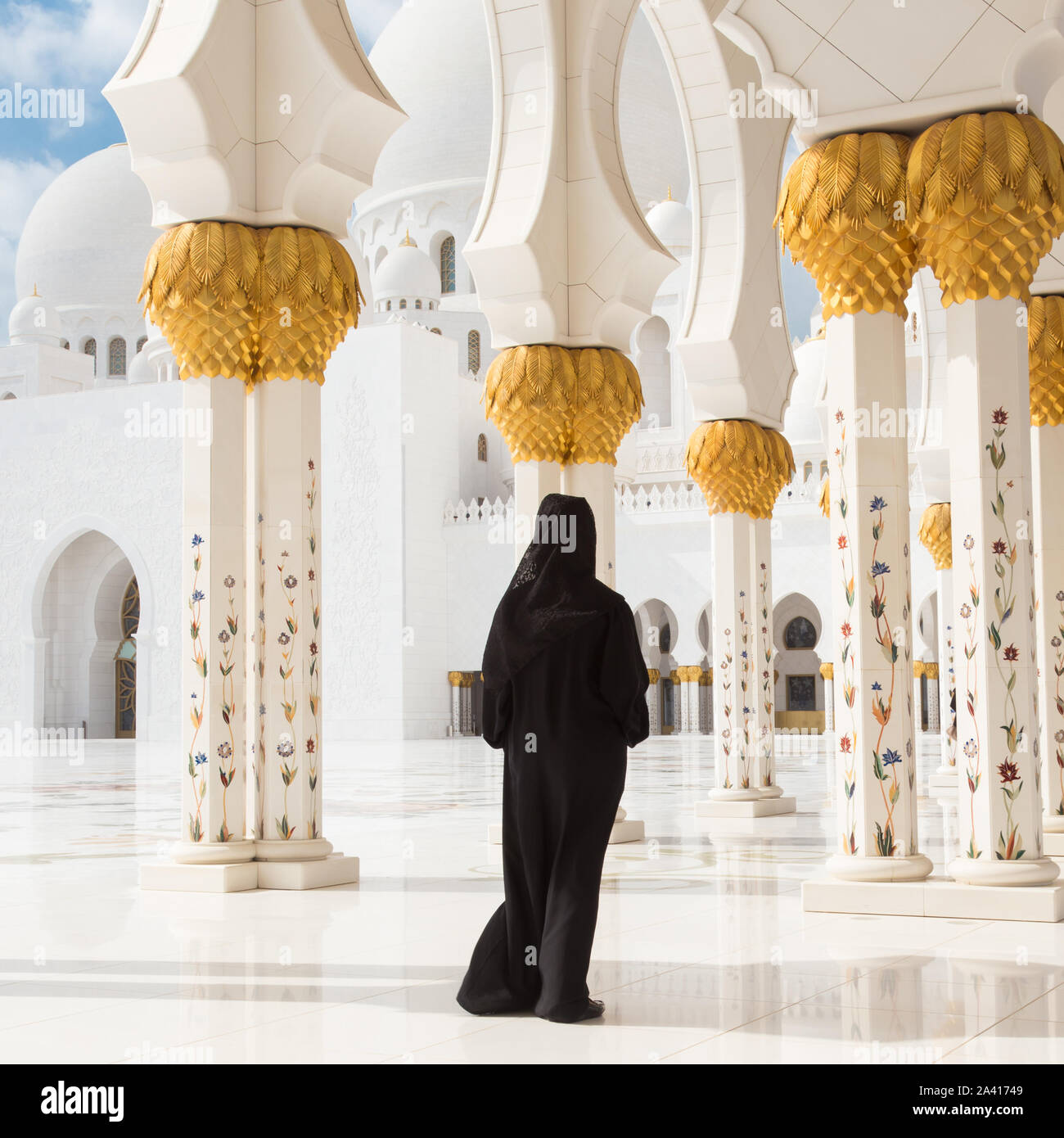 Muslim woman in burqa burkha hi-res stock photography and images - Alamy