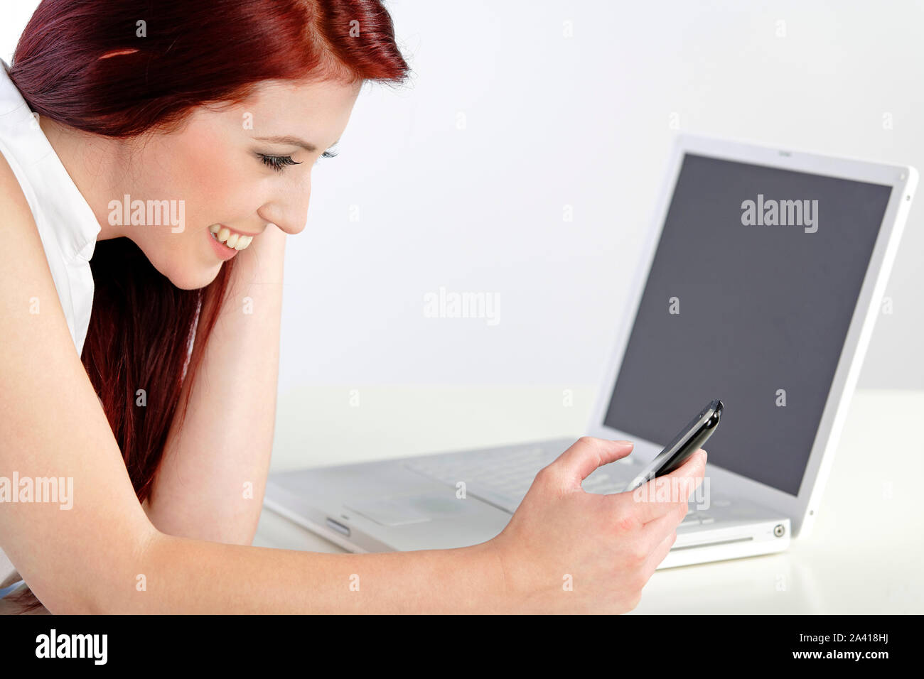 Friends computer mobile phone hi-res stock photography and images - Alamy