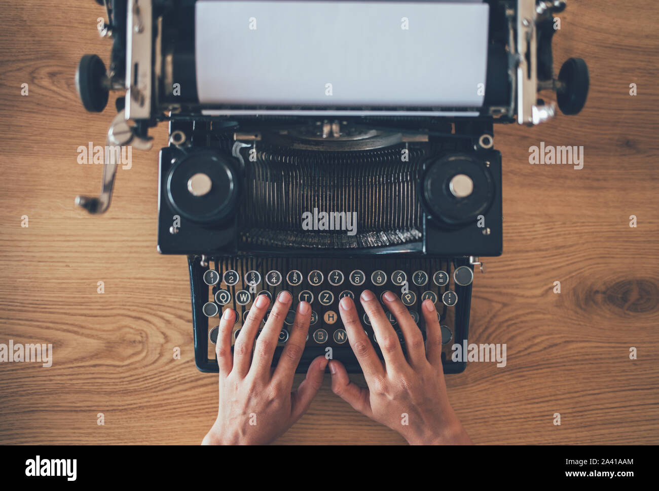 Typing on the vintage typewriter Stock Photo - Alamy