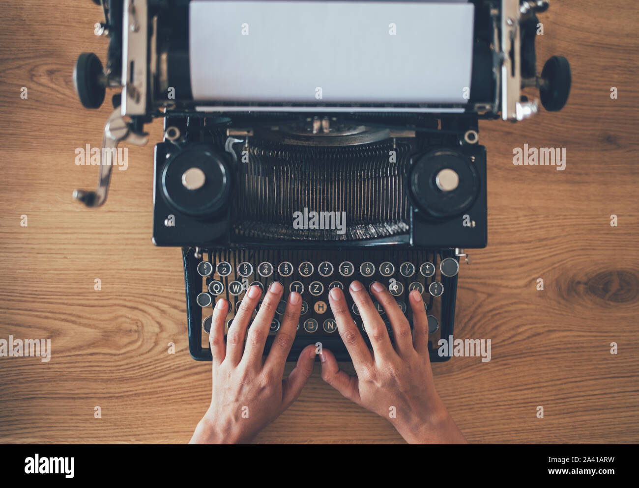 Typing on the vintage typewriter Stock Photo - Alamy